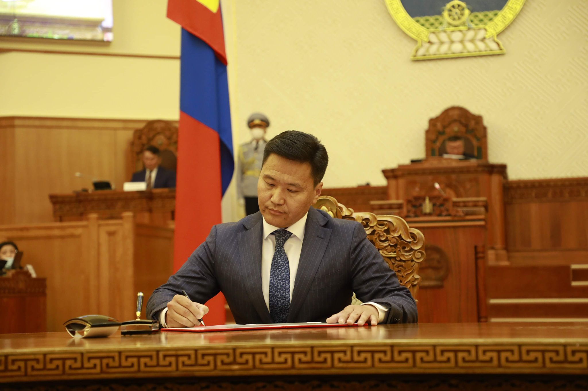 УИХ ын гишүүн Т Аюурсайхан бүрэн эрхээсээ чөлөөлөгдөх хүсэлт гаргажээ Humanz