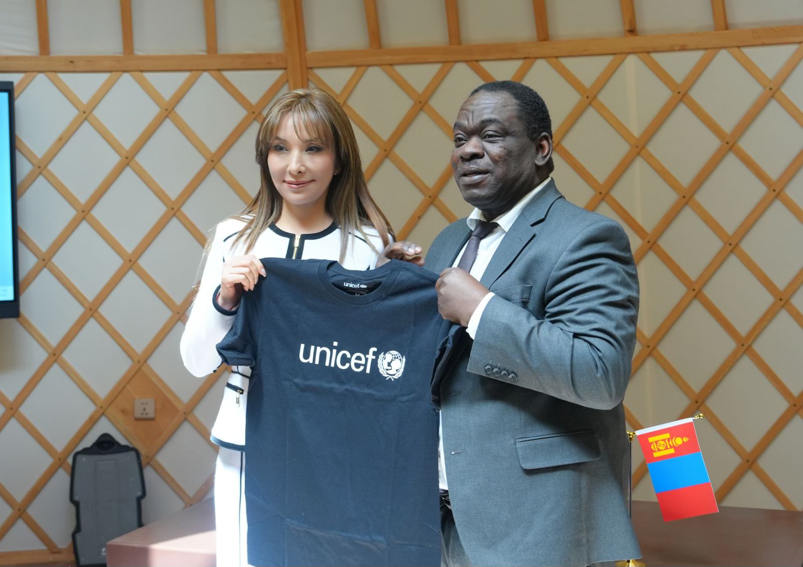 Монгол дахь НҮБ ын Хүүхдийн Сангаас Монполимет Группийн ТУЗ ийн дарга Н Мөнхнасанг Хүүхэд