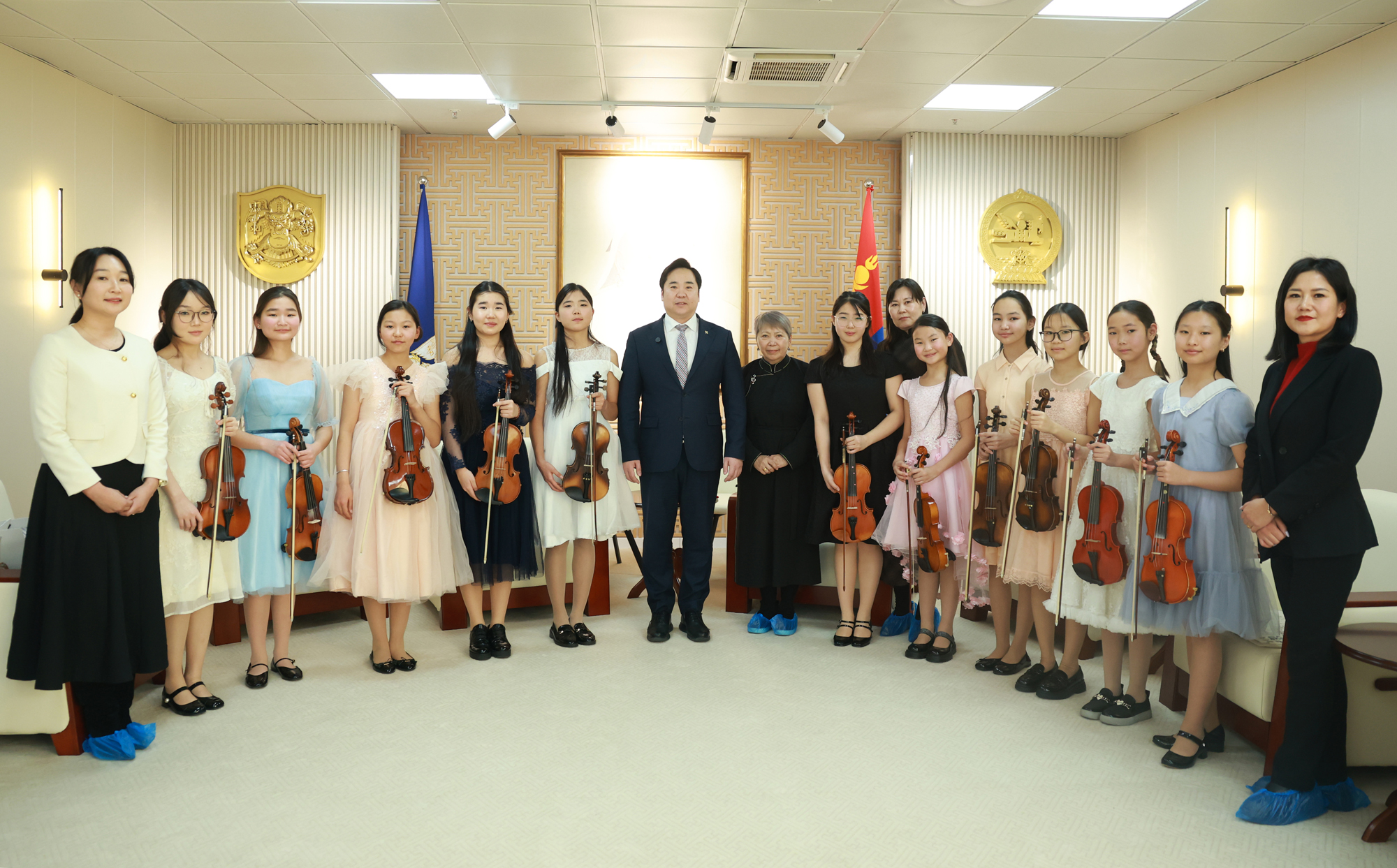 Нийслэлийн ИТХ-ын дарга А.Баяр өсвөрийн хийлчдийг хүлээн авч уулзлаа ...